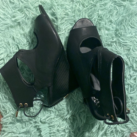 JC | Shoes | Jc 3 Wedge Heel Tie Back Pumps With Cutouts | Poshmark